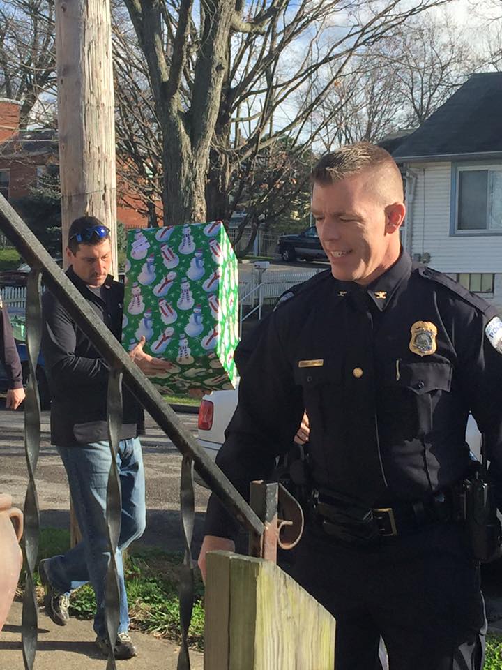 Ludlow Police Department Brings Christmas to Local Families - LINK nky