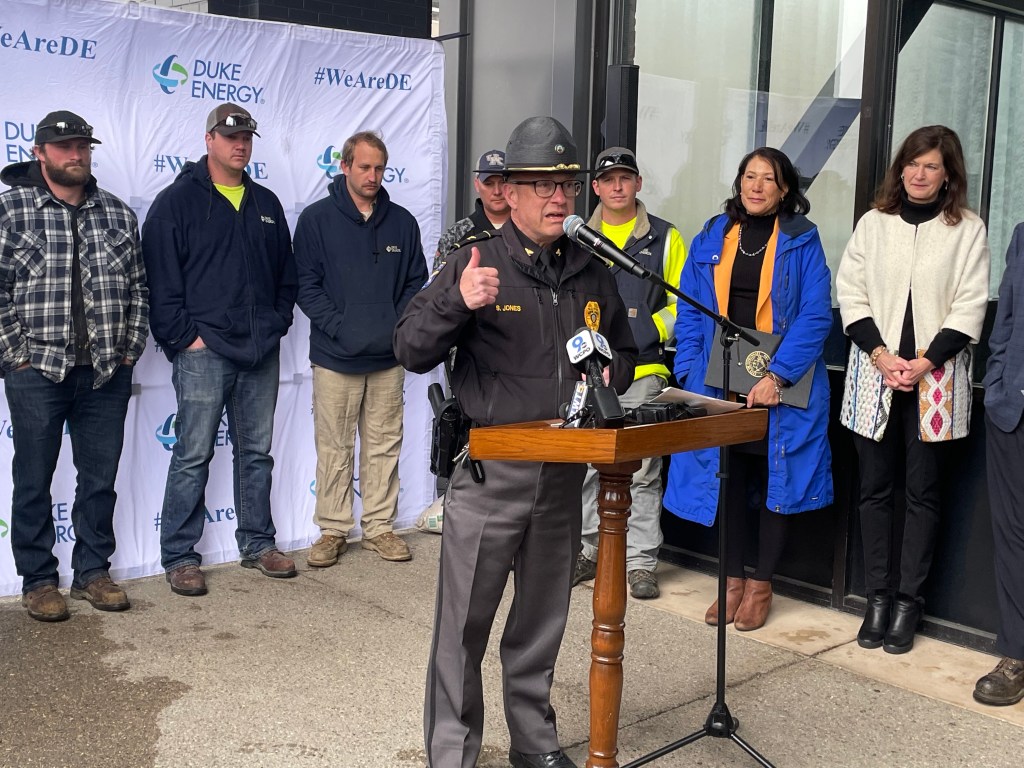 NKY, Cincinnati community leadership honor lineworkers for National ...