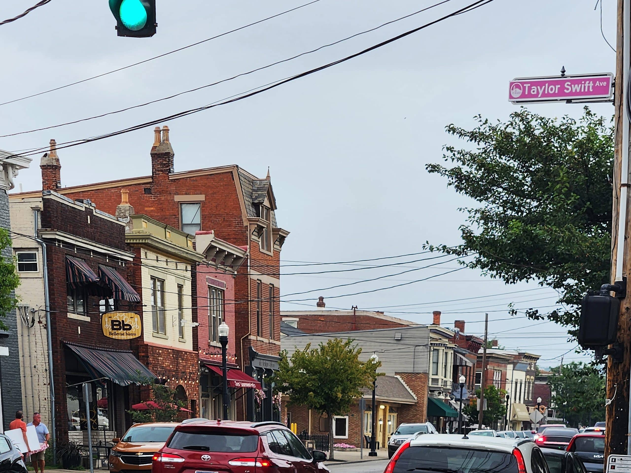 Taylor Swift Avenue sign dedication in Bellevue - LINK nky
